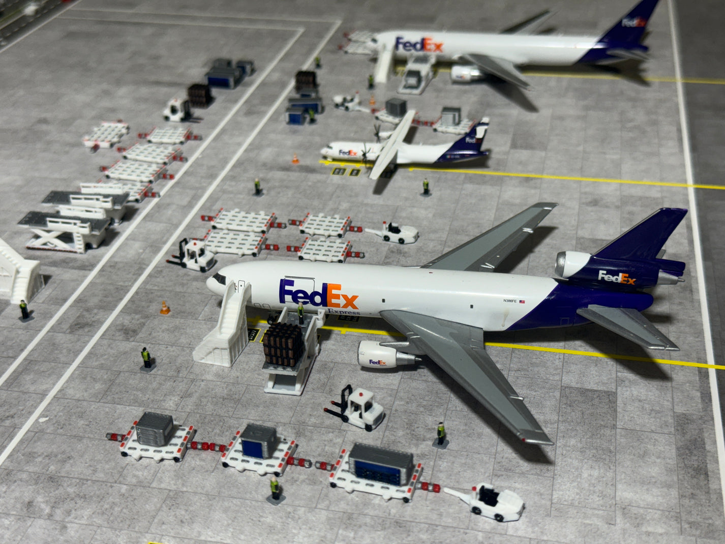 1:400 Scale Air Cargo GSE (LOT) 26 Pieces WHITE – Jetset Models